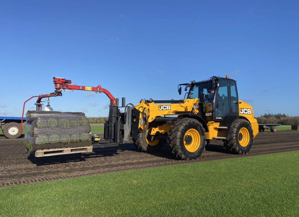 JCB TM 320 S T4F afgeleverd aan Boelens Graszoden in Borger - JCB ...
